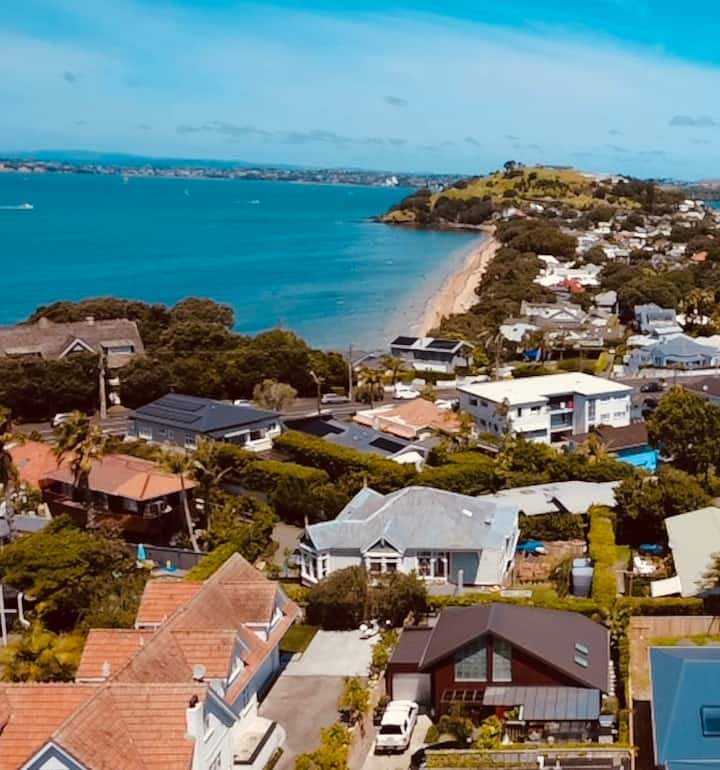 “Luxury Family Retreat | Walk To 2 Beaches + Pool” - Auckland