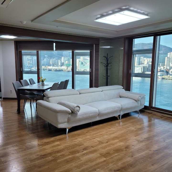 부산 최고 #오션뷰 #바닷가 #영도다리#바다뷰#남포동#지하철5분 46평4인#6인(침대6인) - Busan