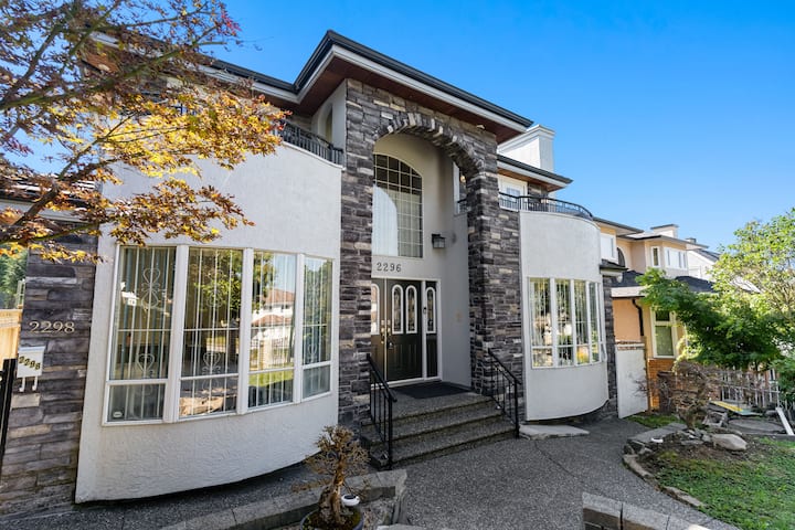 Traditional 3 Levels House Basement (Not Included) - Vancouver