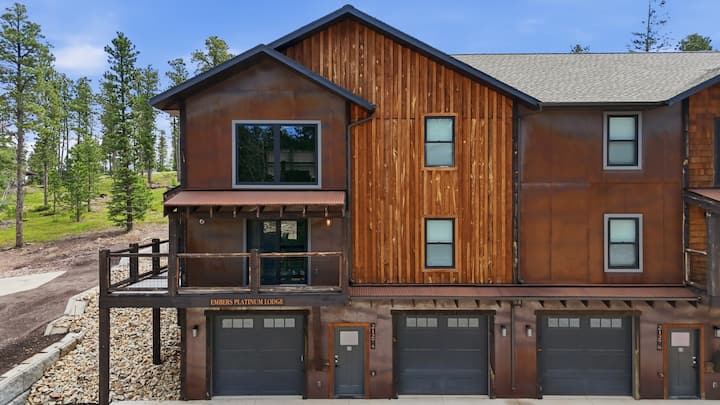 Embers Gulch 2, Hot Tub, Wifi, Paved Roads, Garage Access, Brand New Duplex - Deadwood, SD