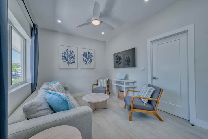 Modern 2br/2ba Apartment Walk To Beach, Pool & Bbq - Cayman Islands