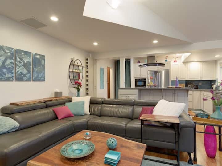 Sleek’n Stylish Lakeview Retreat W/ Charming Deck - Kirkland, WA