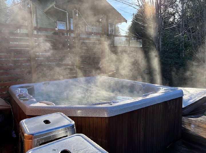 The Black Spruce Cottage - Roberts Creek