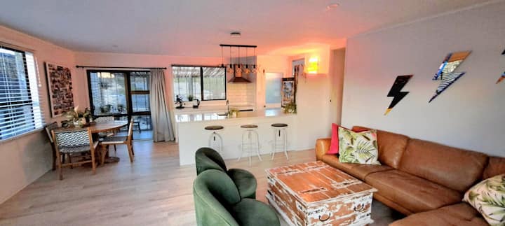 Unique Coastal Retreat - 3 Mins Walk From Beach - Waiwera