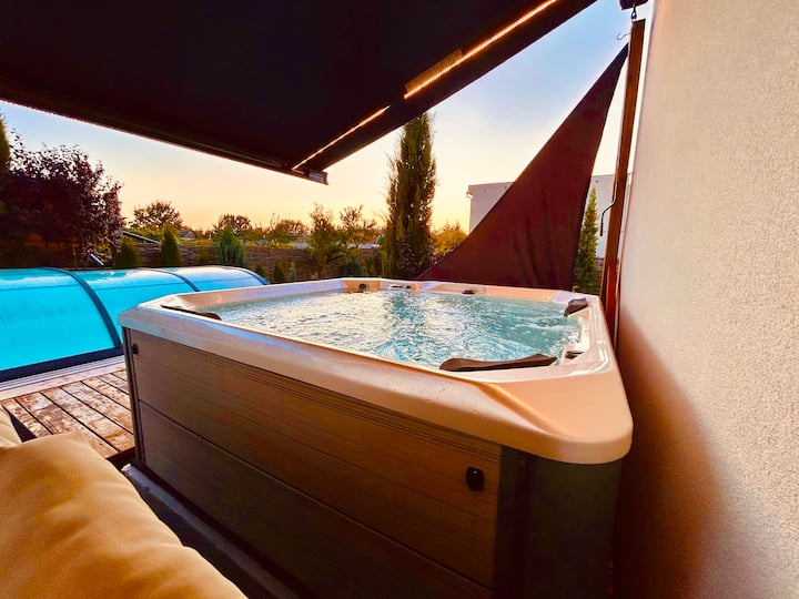 Villa Lozorno - Holiday With Pool And Jacuzzi - Malacky