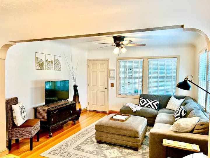 Downtown Charming Bright 3br Cottage. Walk To Town - Mount Shasta, CA