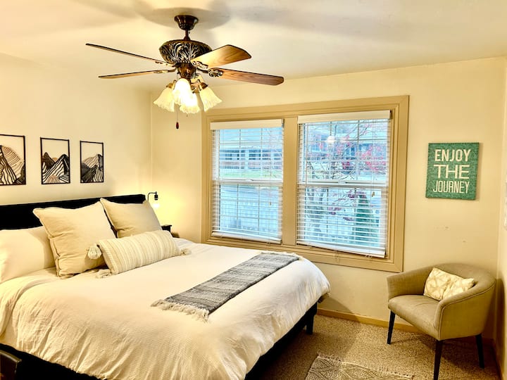 Downtown Charming Bright 3br Cottage. Walk To Town - Mount Shasta, CA