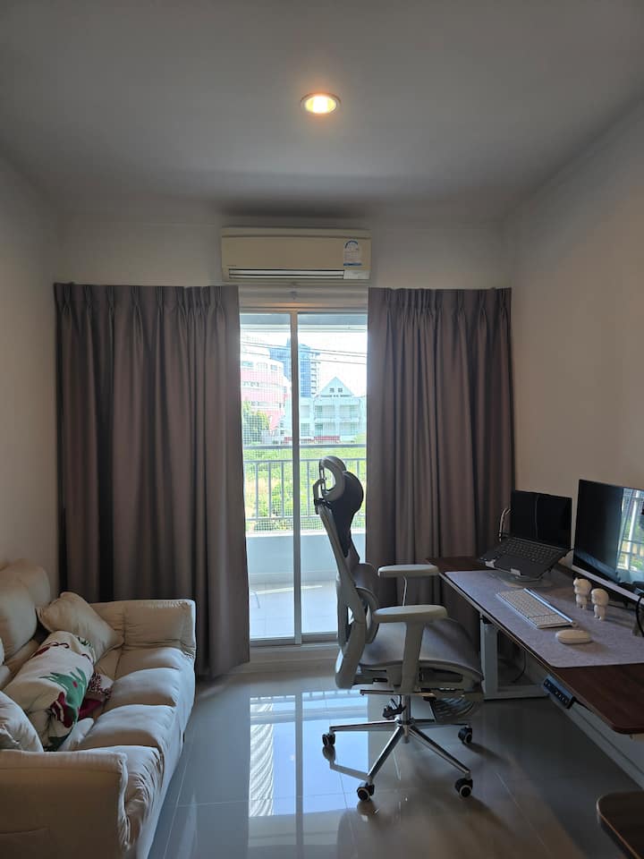 One-bedroom Apartment With Dedicated Workspace - Jomtien