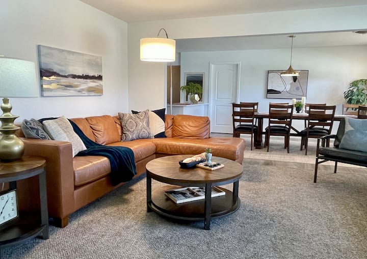 Spacious Ranch Home-5 Br, Including 2 King Suites! - Des Moines, IA