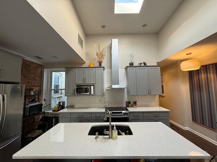 Bright 2br/2ba Dupont Circle Treehouse Style Condo - Washington D. C., DC