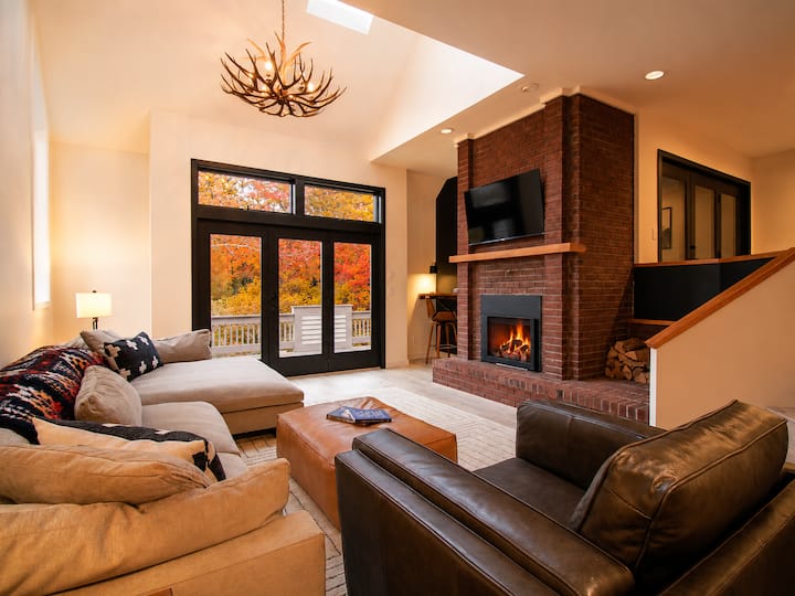 Fall Family Retreat | Views, Tennis & Fireplace - Stowe, VT