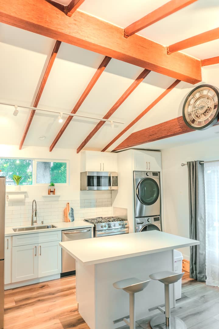 Modern Sunny Home | Dedicated Parking + Ev-charger - Calabasas, CA