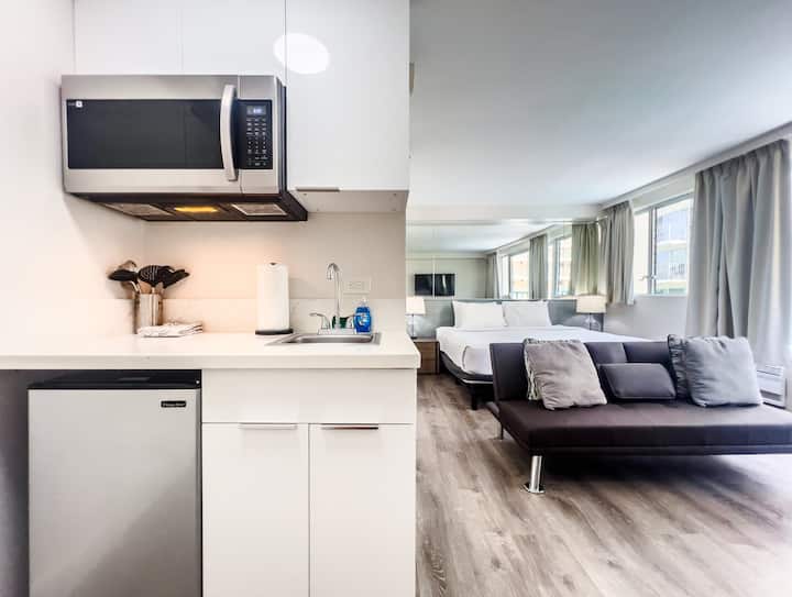 Aloha Surf Renovated Condo Central Waikīkī Beach - Honolulu, HI