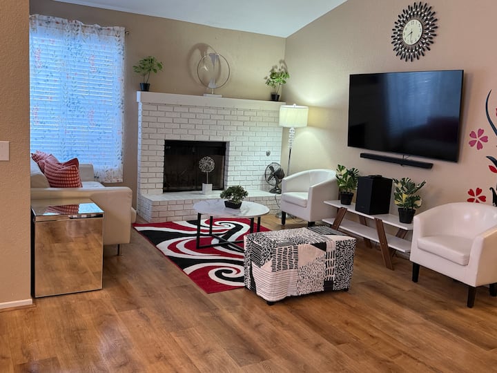 Modern Spacious Home Close To The Strip - Las Vegas, NV