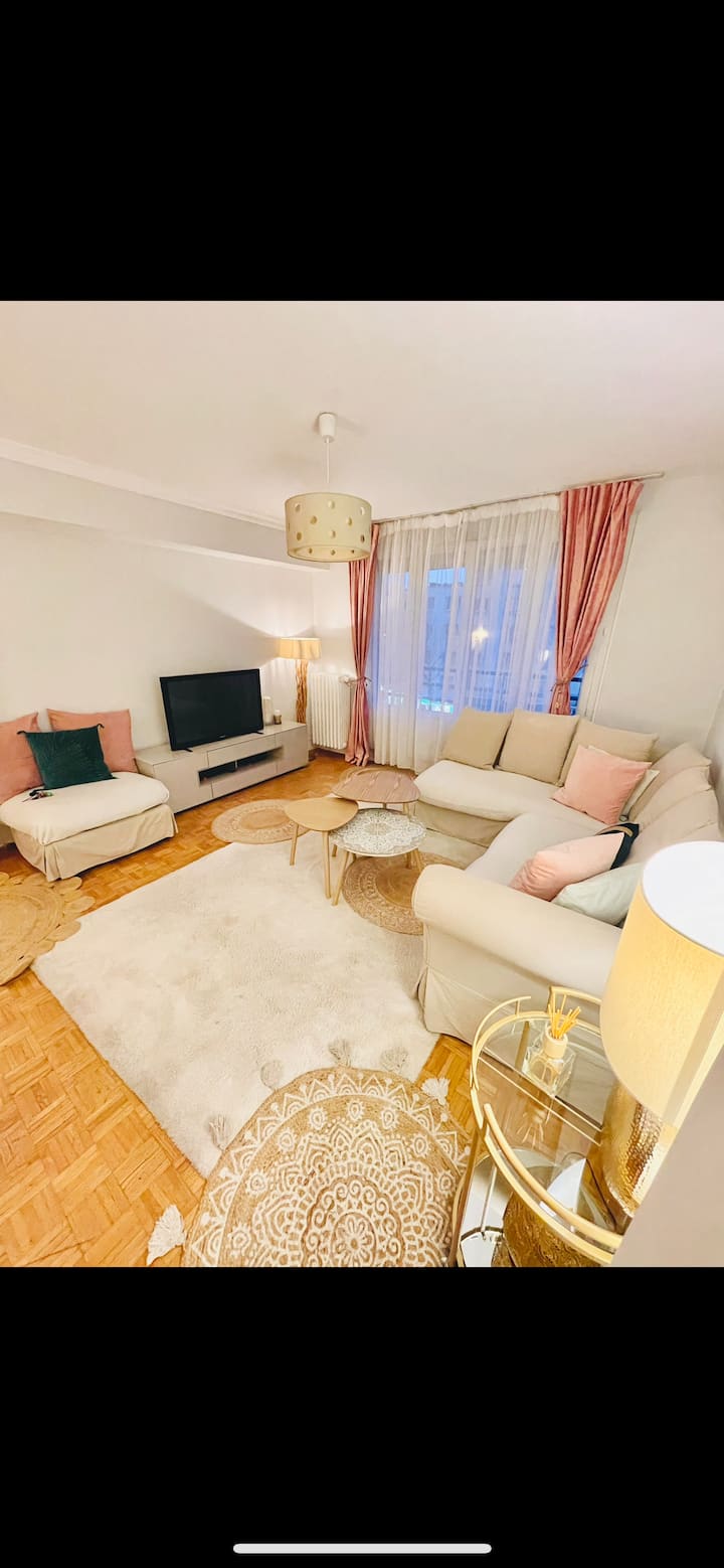 Grand Appartement Au Pied Du Rer, Parking Gratuit - Bourg-la-Reine