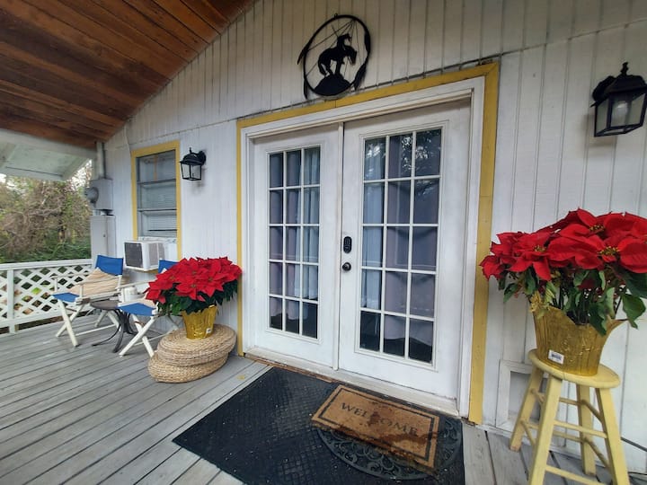 Charming Casita By The River - Crosby, TX