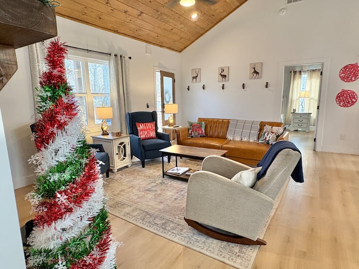 Modern Luxurious Mountain Cabin W/resort Amenities - Carters Lake, GA