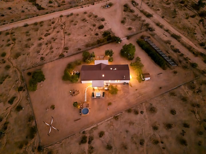 Starlight Ranch W Pool, Hot Tub, Fire Pit, Theater - Joshua Tree, CA