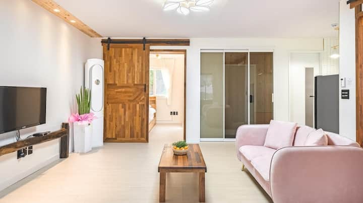 달셋. 자쿠지에서 제주도의 바다 야경을 볼수있는 감성있는 애월 신상숙소!
달백스테이 - Jeju