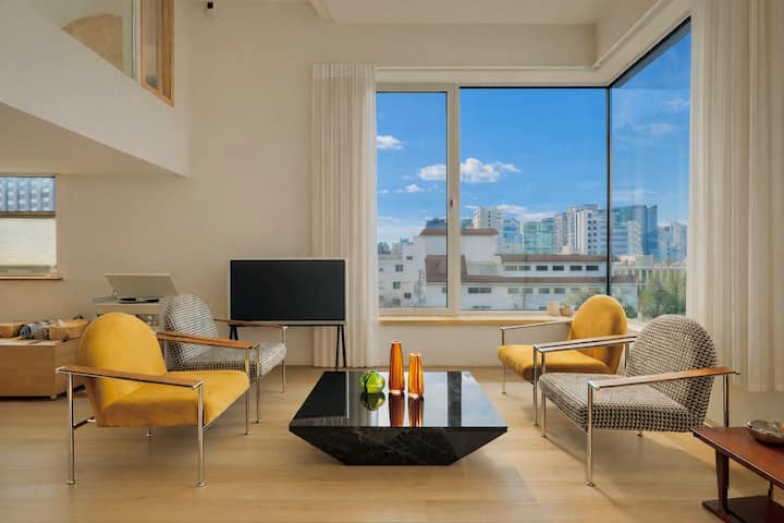 Modern 3-floor Private House: Stunning City View - South Korea