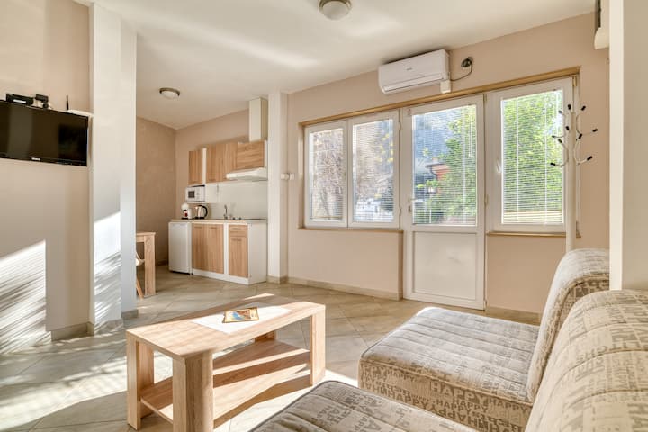 The Garden Hideout, Stylish Apartment With Parking - Kotor