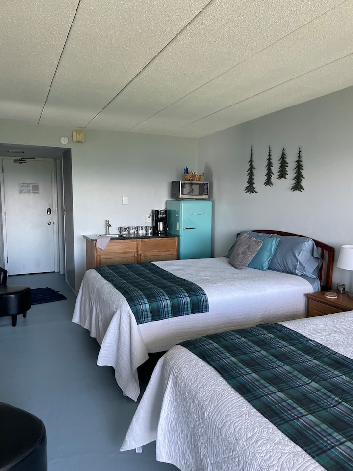 Million $ View, Balcony Plus Flexible Check In/out - Weirs Beach, NH