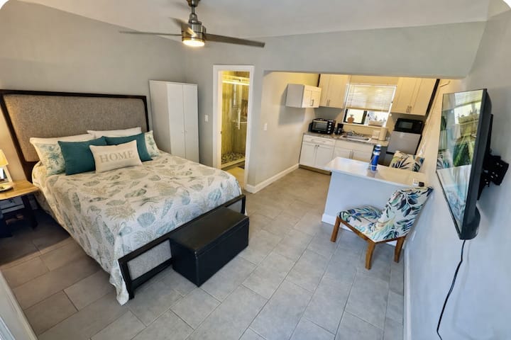 Stylish Apt•3 Miles To The Beach • Pet Friendly - Clearwater, FL