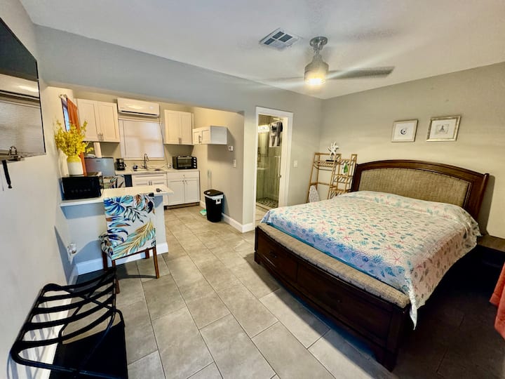 Seascape! Studio Apt Near The Beach - Clearwater, FL