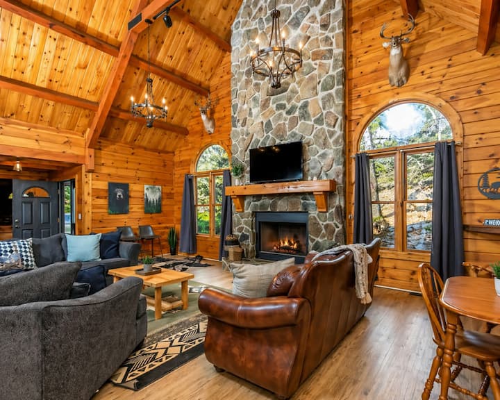 5,000 Sq Ft Log Cabin | 8br | Game Room + Hot Tub - Massanutten, VA