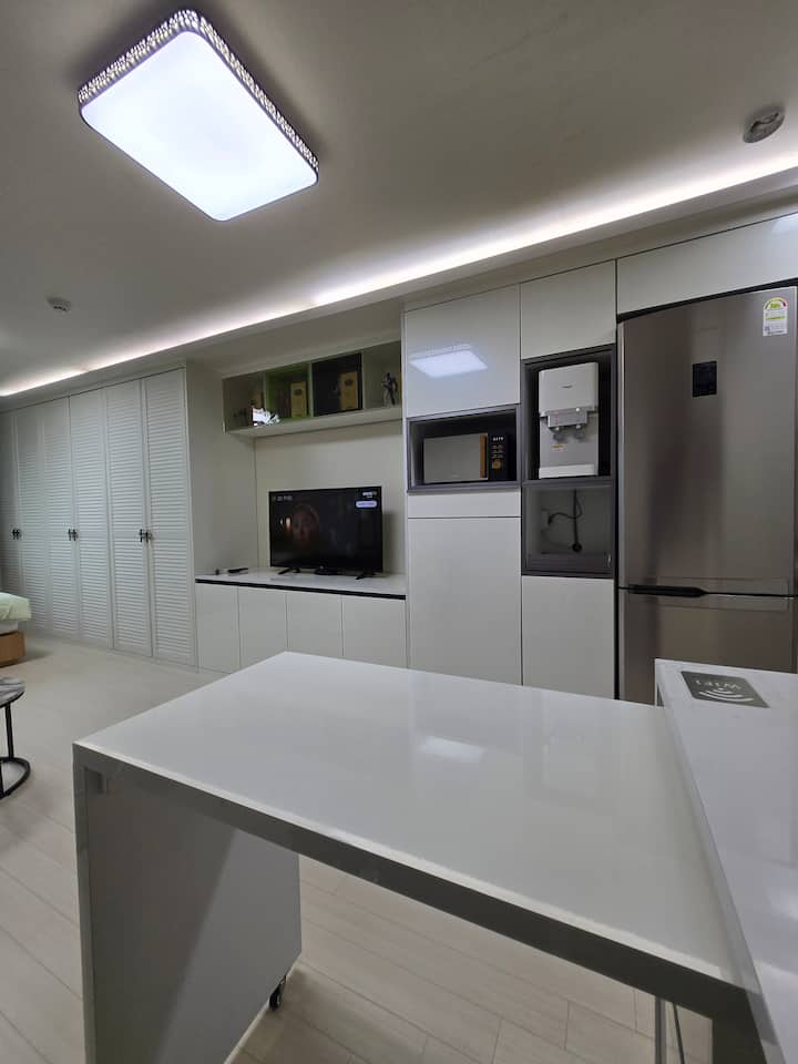 수원시청역.인계동 중심상가. 도보가능,풀옵션,넷플,깨끗한시설,장기숙박가능.권선동종합시장부근 - Suwon-si