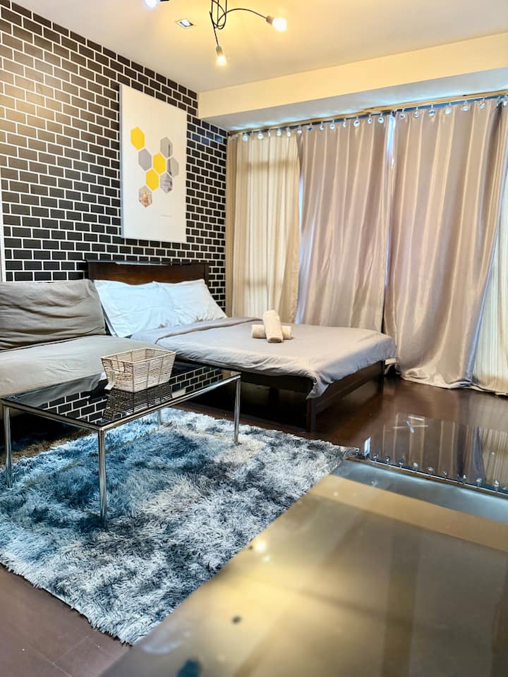 Elegant Studio With Balcony Facing Rockwell Side - Makati