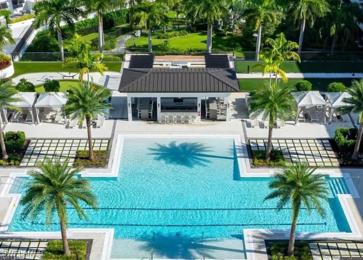 Luxury Condo By 5th Ave And The Beach - Naples, FL