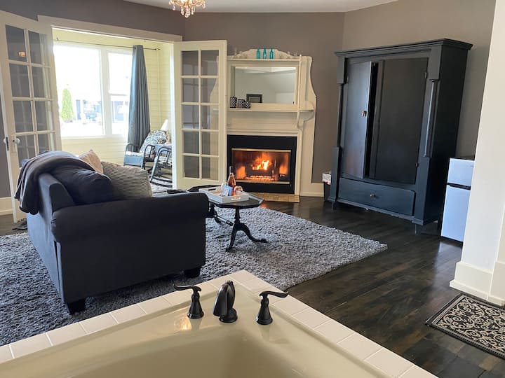 Two Person Jet Tub, Beautiful King Suite Downtown. - Door County, WI