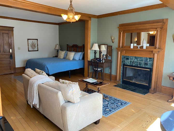 Cozy Two-person Jet Tub, King Suite, Downtown! - Sturgeon Bay, WI