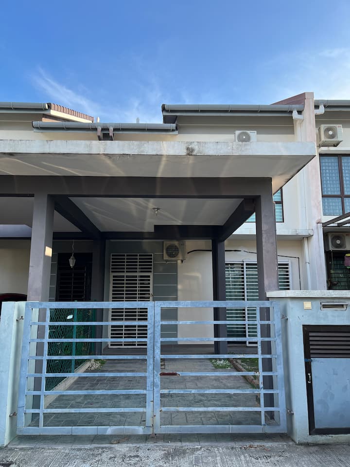Home In Bandar Ainsdale, Seremban - Labu