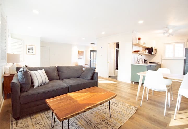 Sunny & Modern Studio | King Bed - Lakewood, CO