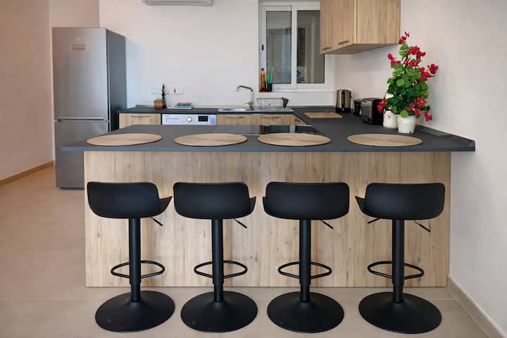 Comfortable ! 28 Stylish ! Fully Air Conditioned ! - Málta