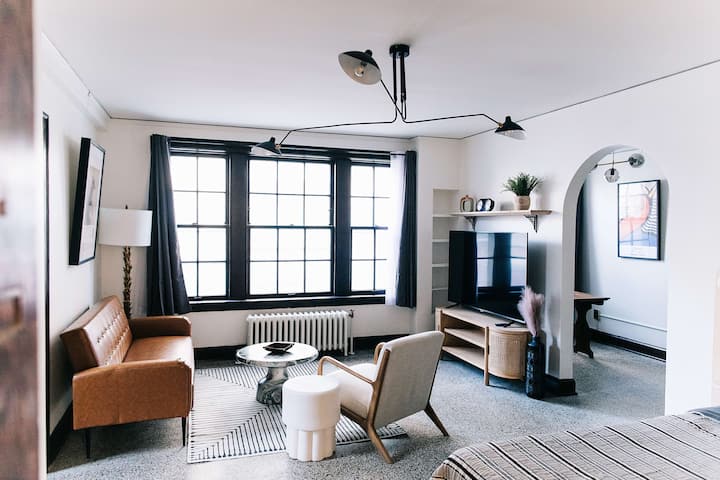 The Wilson K | Corner Studio With Barrel Ceiling - Madison