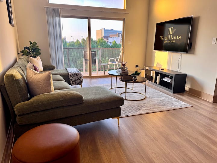 Olive Haus | 2br 2ba| City Views+pool+free Parking - Dallas, TX
