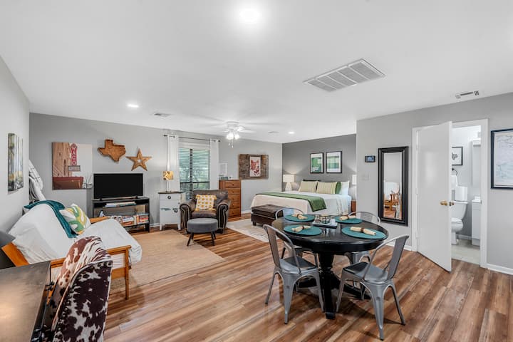 Waco Stay At The Bears Den! - Waco, TX