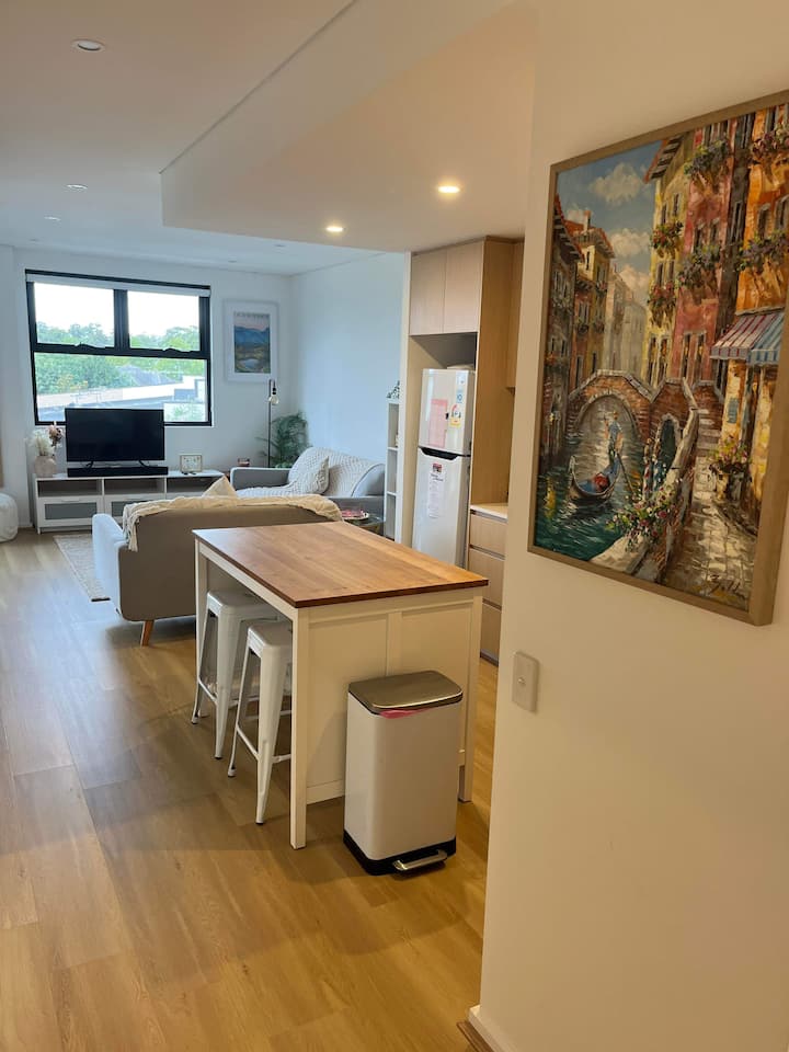 Cosy & Modern One Bedroom - Kingswood