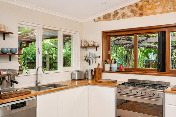 Live Like A Local In Freo: Heritage Charm + Garden - Fremantle
