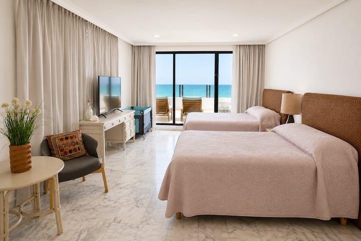 Oceanfront Condo With A Private Pool - Cancún