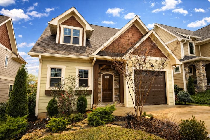 Spacious Mountain Retreat |Walk To Lake |Sleeps 10 - Black Mountain, NC