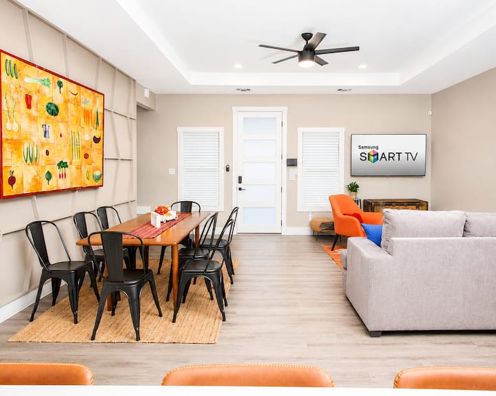Modern Luxury Retreat W/ Skyline Balcony Sleeps 8 - San Antonio