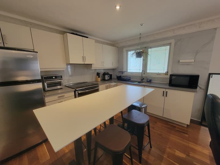 Upto 3 Queen Size Beds Bachelorpad Request Parking - Toronto