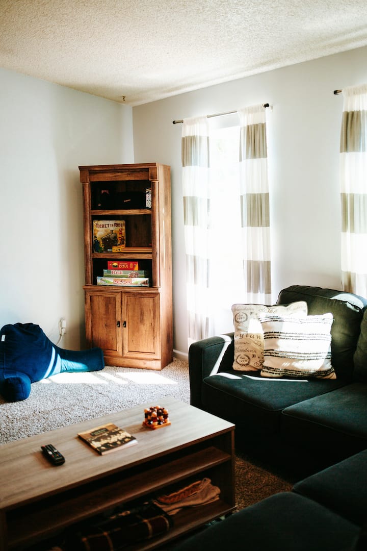 The Cozy Yellow Home - Colorado Springs, CO