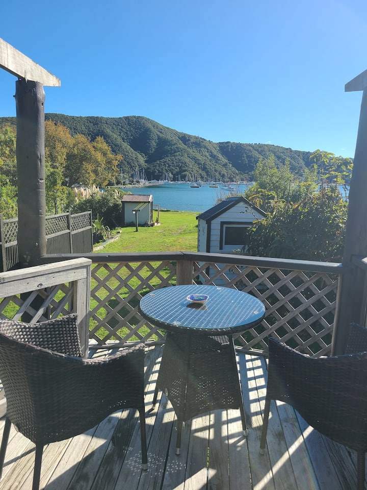The Beach Cabin Private Beach Access - Picton, New Zealand