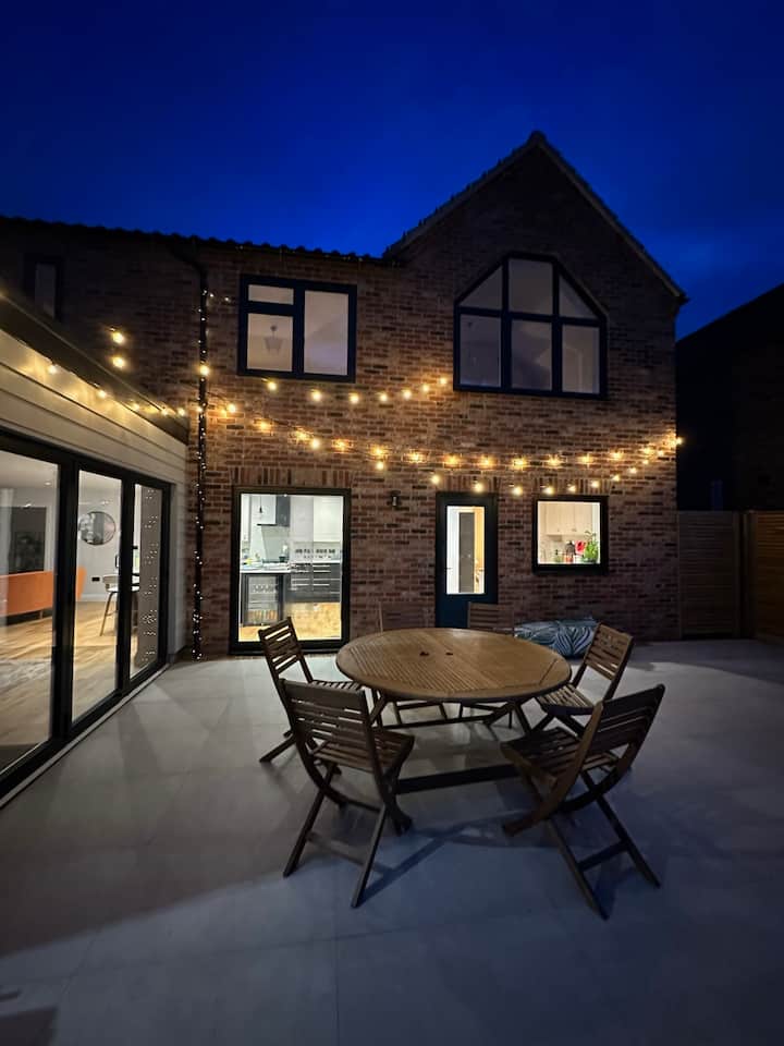 Mirah House | Spacious Norfolk Family Retreat - Norfolk