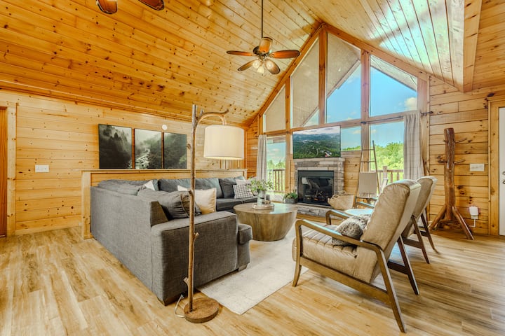 *New* Dollywood Log Cabin With Hot Tub + Game Room - Gatlinburg, TN